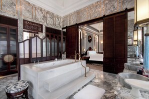 Casa, vários quartos | Banheiro | Banheira e chuveiro separados, banheira de imersão