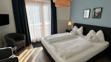 Quarto casal, 1 quarto, sacada, vista para a montanha | 1 quarto, Wi-Fi de cortesia, roupa de cama