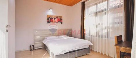 Quarto Duplo Deluxe, 1 cama de casal, terraço | Ferro/tábua de engomar, Wi-fi grátis, roupa de cama fornecida