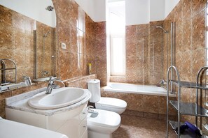 Apartamento | Casa de banho | Uma combinação polibã/banheira, um secador de cabelo 