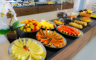 Café da manhã com buffet grátis todos os dias