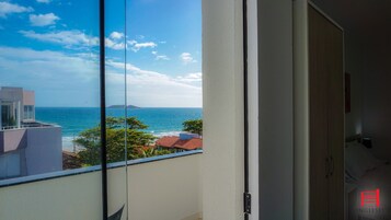 Suíte superior, de frente para o mar | Frigobar, cofres nos quartos, cortinas blackout
