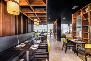 3 restaurantes: servem pequenos-almoços, almoços e jantares