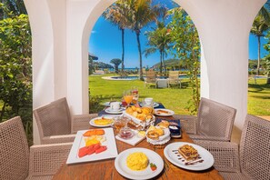 Pequeno-almoço tipo buffet diário incluído 
