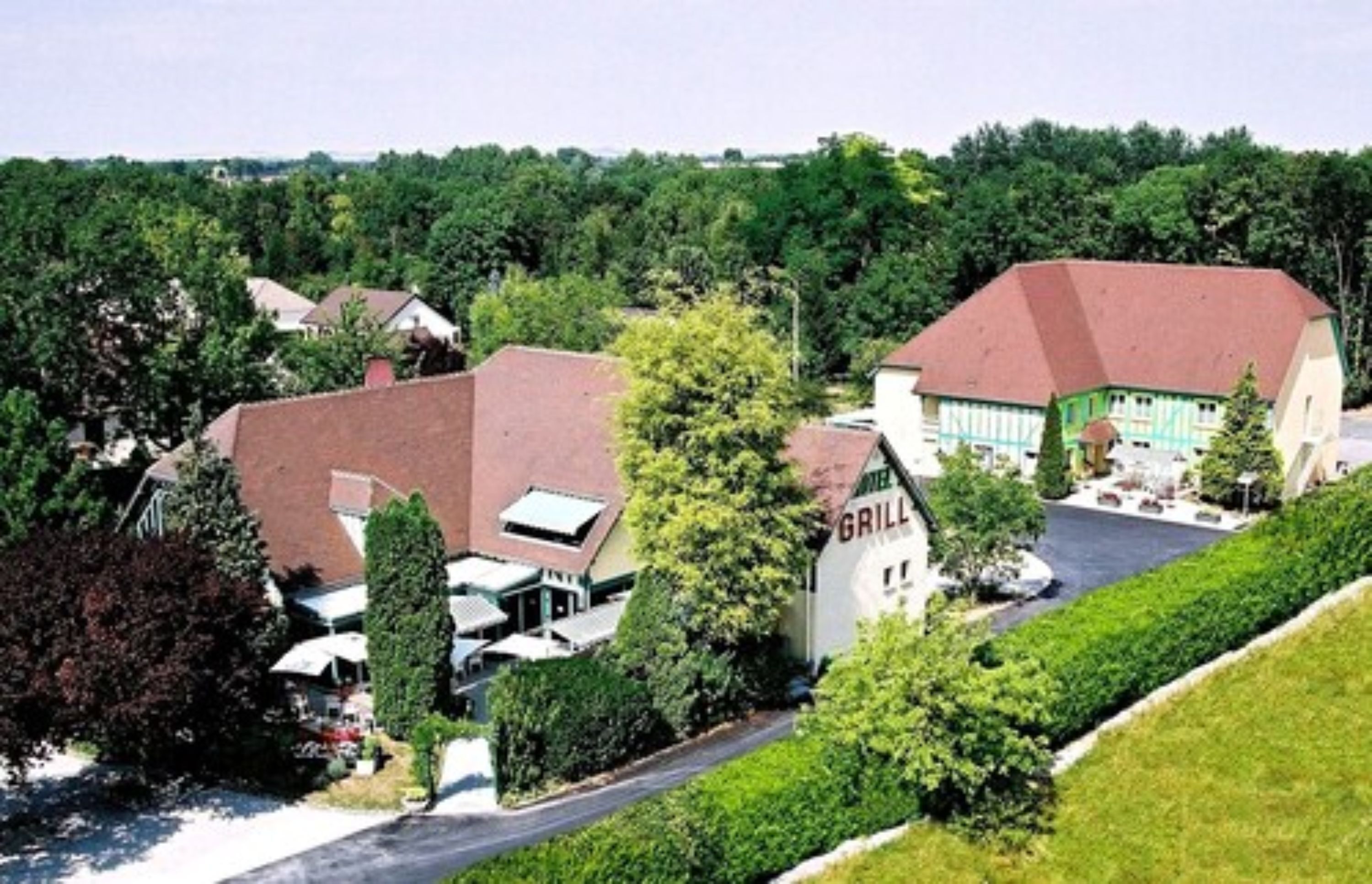 Um cenário rural com um edifício identificado como 