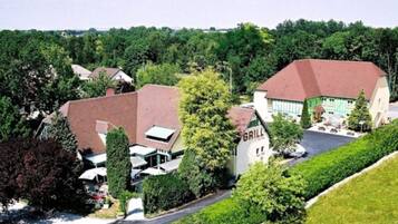 Um cenário rural com um edifício identificado como