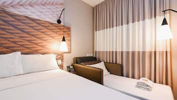 Minibar, cofre no quarto, secretária, cortinas/cortinados opacos