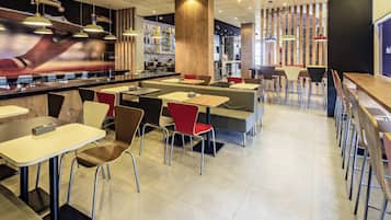 Pequeno-almoço tipo buffet diário (53.00 BRL por pessoa)