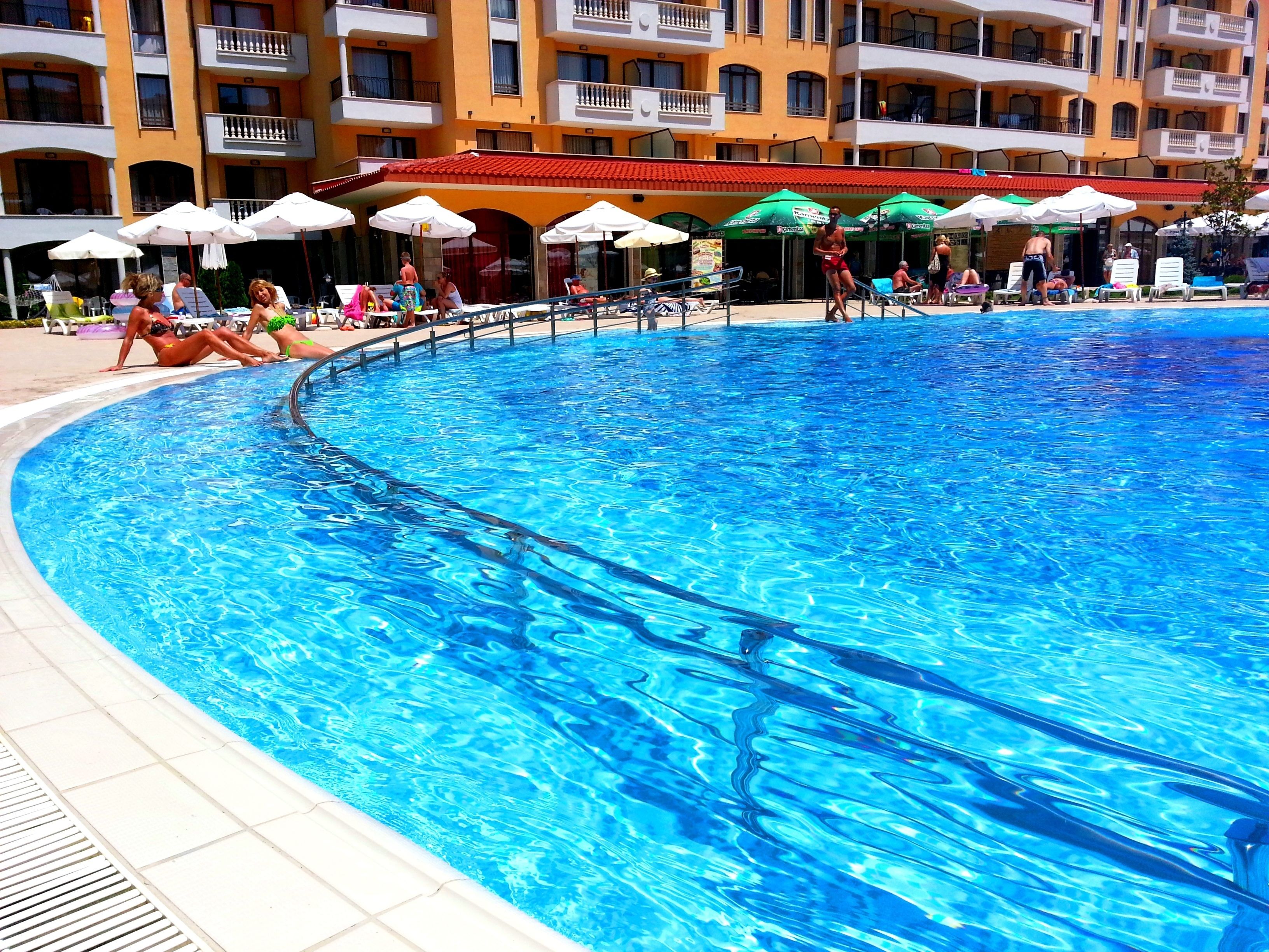 Piscina exterior sazonal, guarda-sóis, espreguiçadeiras 