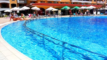 Piscina exterior sazonal, guarda-sóis, espreguiçadeiras