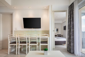 Suite-Estúdio, 1 quarto, varanda, vista parcial para o mar | Refeições no quarto