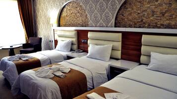 Quarto Triplo Standard | 1 quarto, roupa hipoalergénica, minibar com produtos grátis