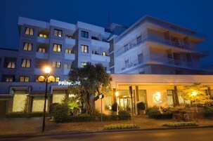 Fachada do alojamento (tarde/noite)