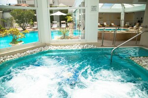 Piscina interior, piscina exterior, espreguiçadeiras