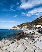 Perto da praia, guarda-sóis 