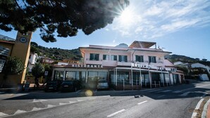 Um edifício com uma placa que diz "Ristorante" e "Hotel Pescatore".