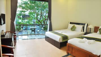 Quarto Triplo Deluxe, 1 quarto | Minibar, secretária, cortinas/cortinados opacos, quartos insonorizados