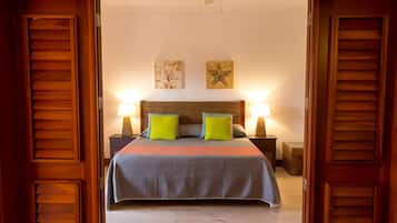 Roupas de cama premium, cofres nos quartos, escrivaninha