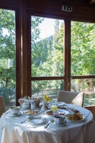 Pequenos-almoços, almoços e jantares servidos 
