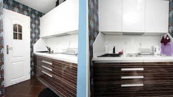 Um frigorífico, uma placa de cozinha, uma cafeteira/bule