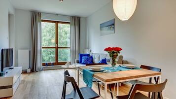 Suite Comfort, 1 quarto, varanda, junto à praia | Refeições no quarto