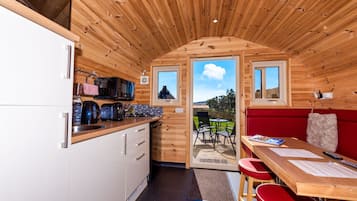 Chalé Deluxe, 1 quarto, cozinha, vista para a montanha | 1 quarto, lençóis de algodão egípcio, roupa de alta qualidade