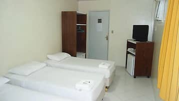 Frigobar, escrivaninha, cortinas blackout, ferros/tábuas de passar roupa