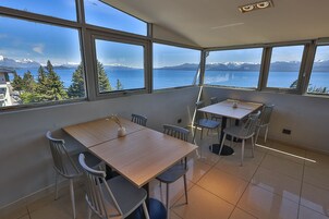 Café da manhã com buffet grátis todos os dias