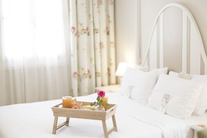 Apartamento superior, 1 quarto | Cofres nos quartos, escrivaninha, quartos à prova de som