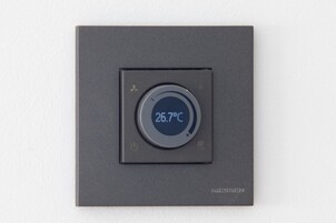 Termostato com visor digital indicando 26,7°C.