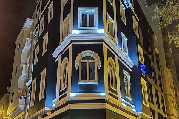 Fachada da propriedade à noite