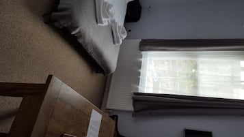 Quarto casal básico, 1 quarto | 1 quarto, roupas de cama premium, escrivaninha
