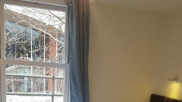 Quarto solteiro básico | 1 quarto, roupas de cama premium, escrivaninha