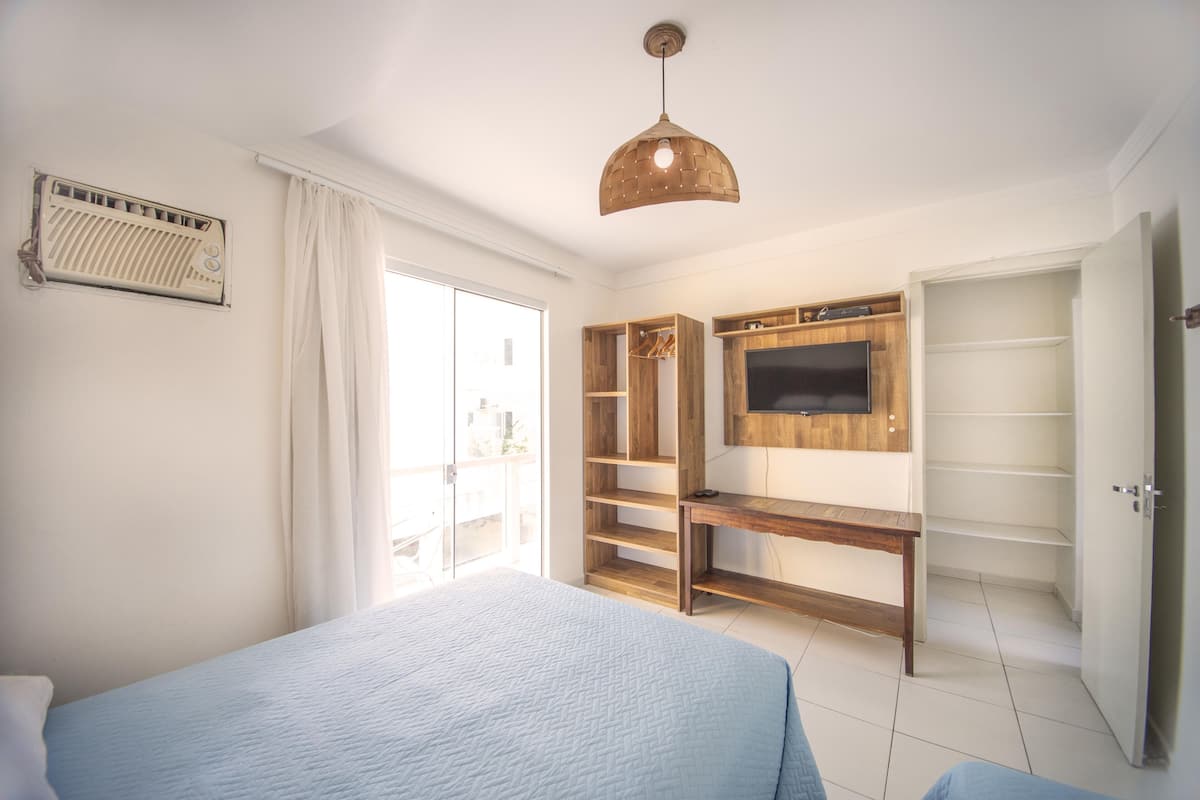Apartamento superluxo | Camas com colchões pillow-top, escrivaninha, cortinas blackout