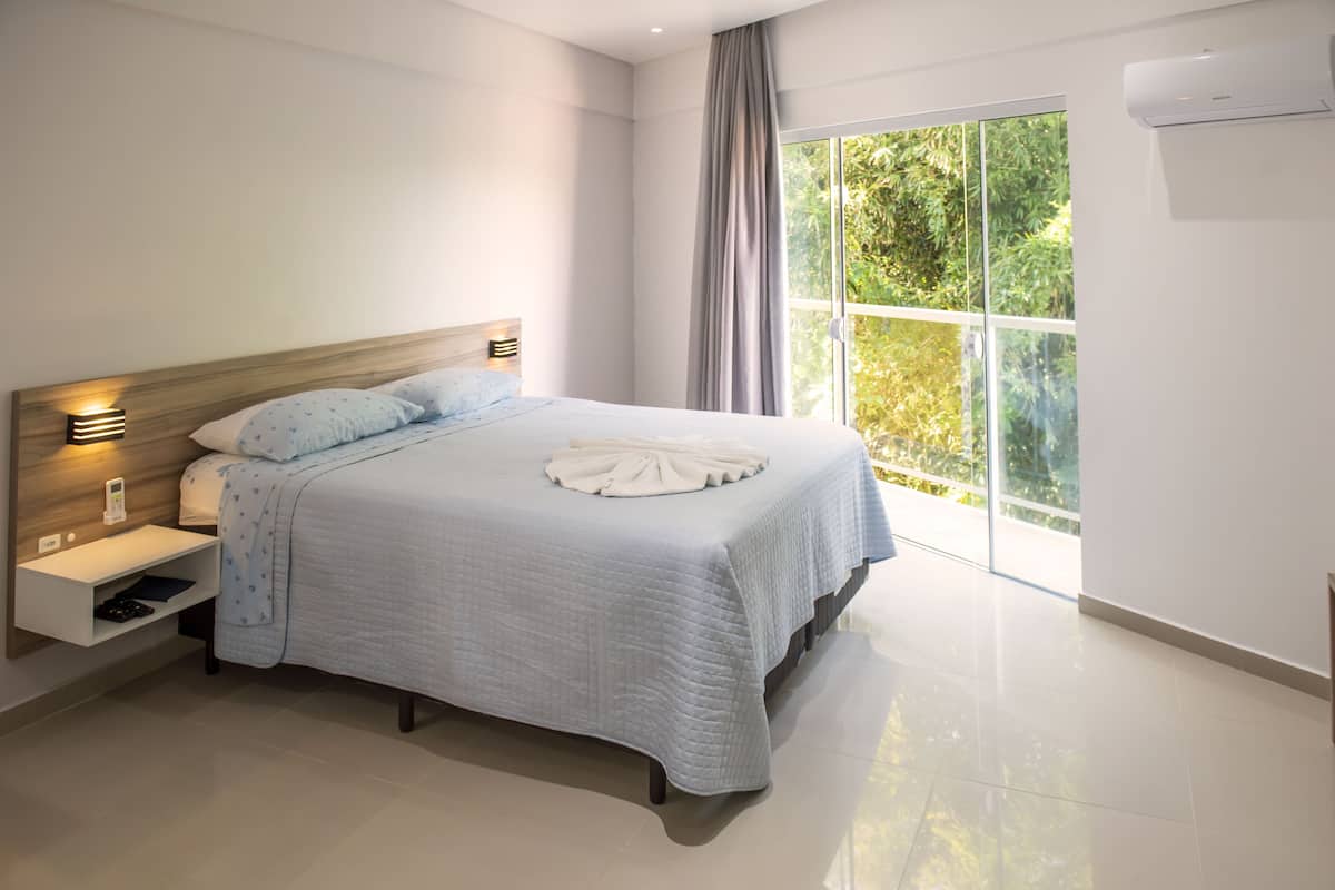 Apartamento Deluxe, Sacada, Vista para a floresta | Camas com colchões pillow-top, escrivaninha, cortinas blackout