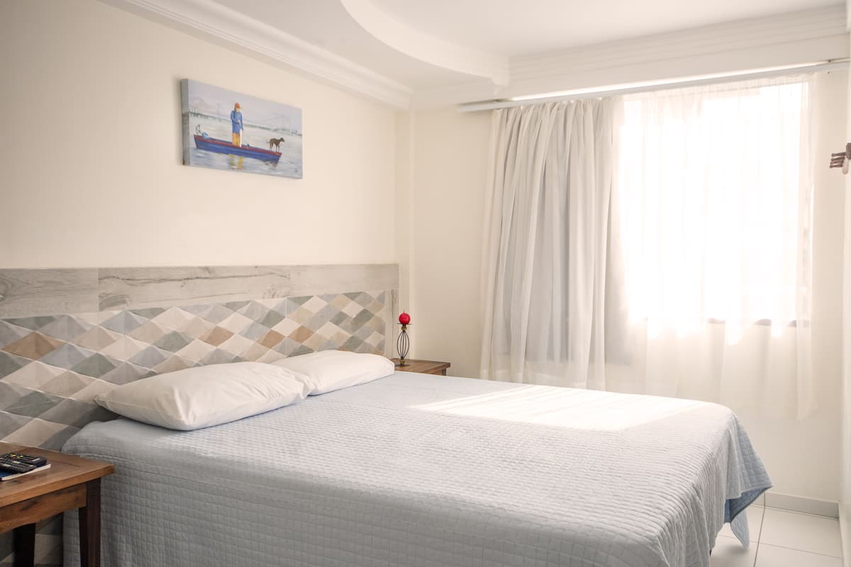 Quarto casal premier, Piso térreo | Camas com colchões pillow-top, escrivaninha, cortinas blackout