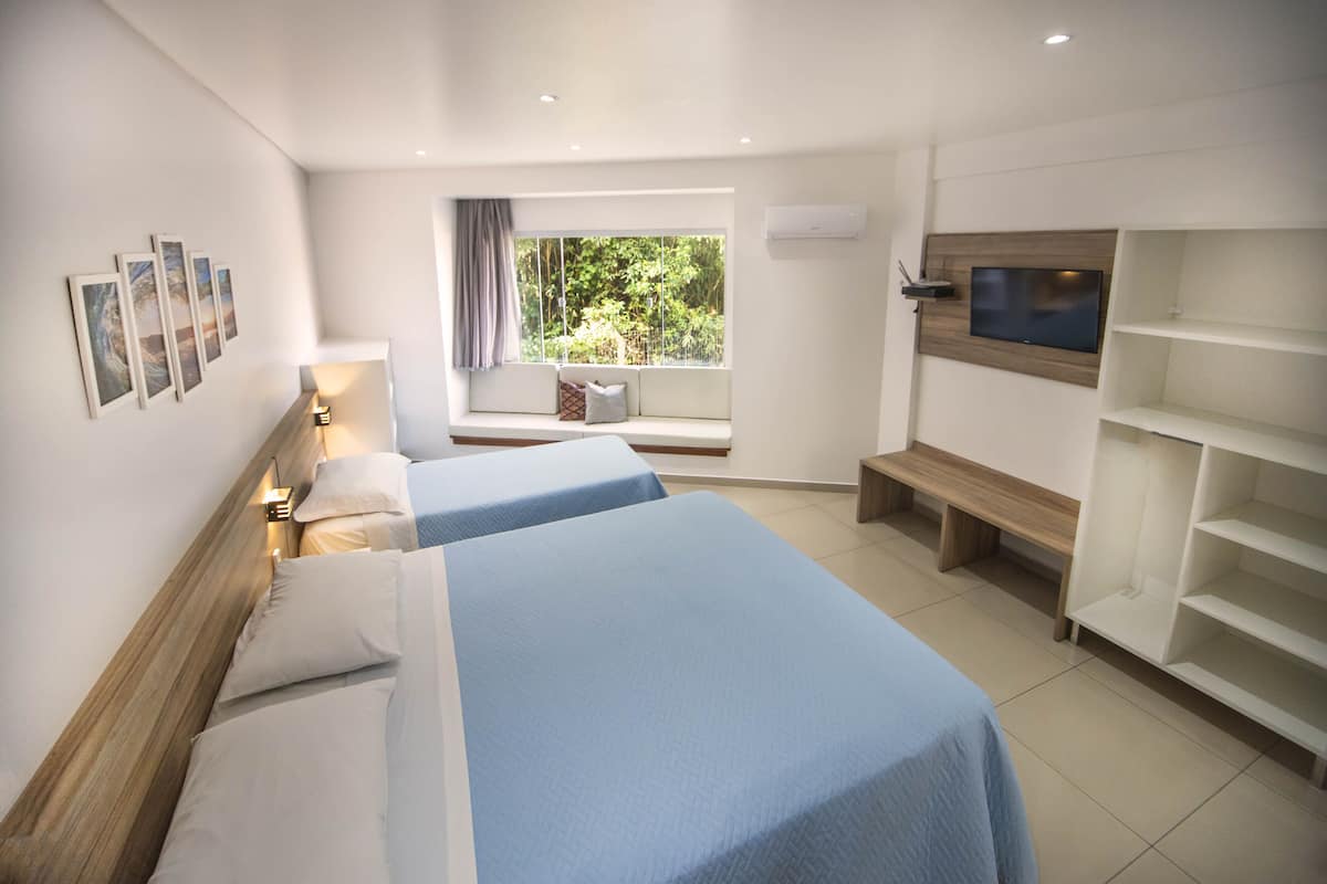 Quarto Triplo luxo, Vista para a floresta | Camas com colchões pillow-top, escrivaninha, cortinas blackout