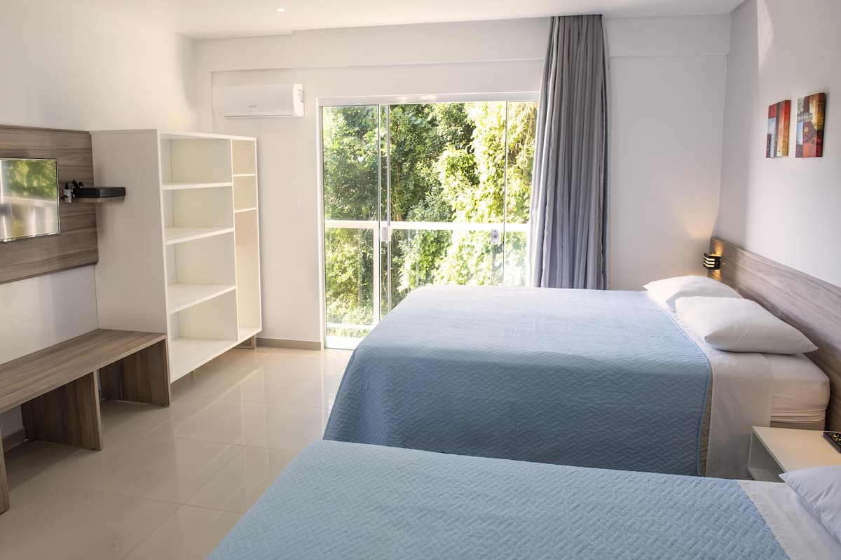 Apartamento, Vista para a floresta | Camas com colchões pillow-top, escrivaninha, cortinas blackout