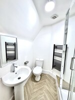 Produtos de toalete grátis, toalhas de banho, shampoo, papel higiênico