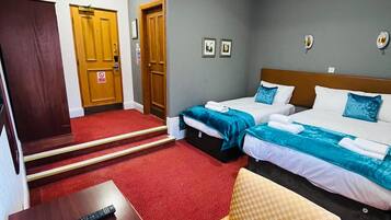 Quarto Familiar, várias camas, não fumadores, casa de banho anexa | Secretária, Wi-fi grátis, roupa de cama fornecida