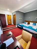 Quarto família, várias camas, para não fumantes, suíte | Escrivaninha, Wi-Fi de cortesia, roupa de cama