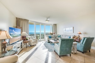 Condo executivo, 3 quartos, acesso à piscina, vista para a praia | Sala de estar | TV de tela plana 65 polegadas com canais a cabo, TV