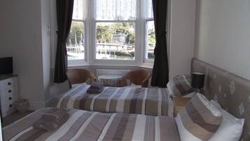 Quarto Twin Deluxe, vista para o porto | Secretária, ferro/tábua de engomar, Wi-fi grátis