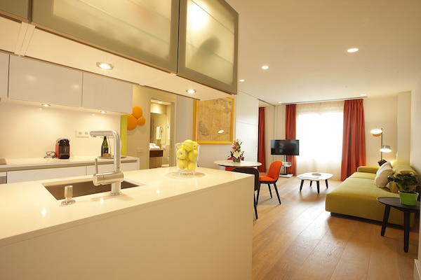 Apartamento, 3 quartos | Cozinha privada | Um frigorífico/congelador grande, um micro-ondas, uma placa de cozinha