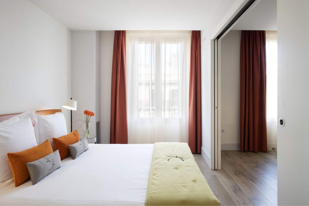 Apartamento, 3 quartos | 1 quarto, roupa de alta qualidade, cofre no quarto