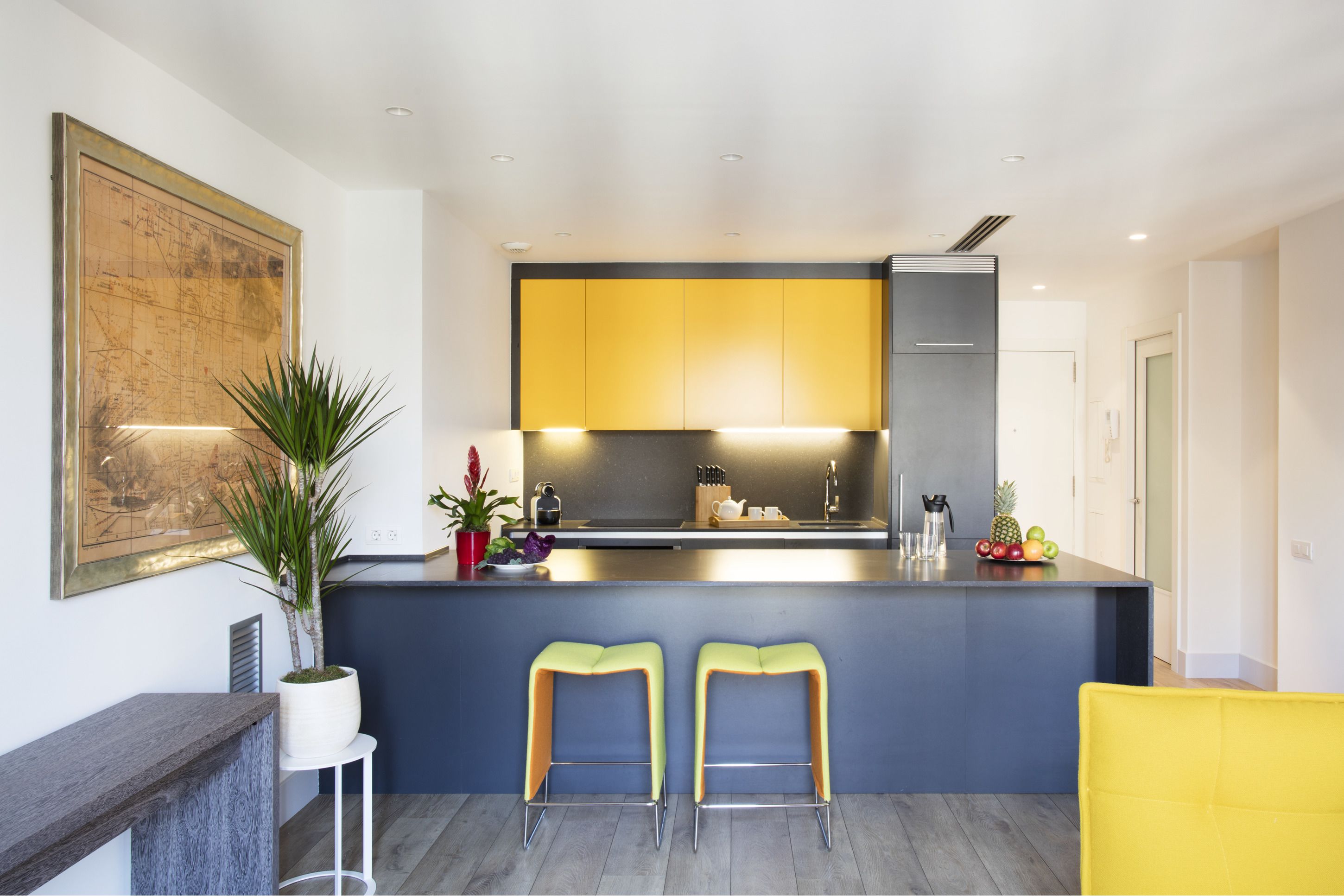 Apartamento, 3 quartos | Cozinha privada | Um frigorífico/congelador grande, um micro-ondas, um forno 