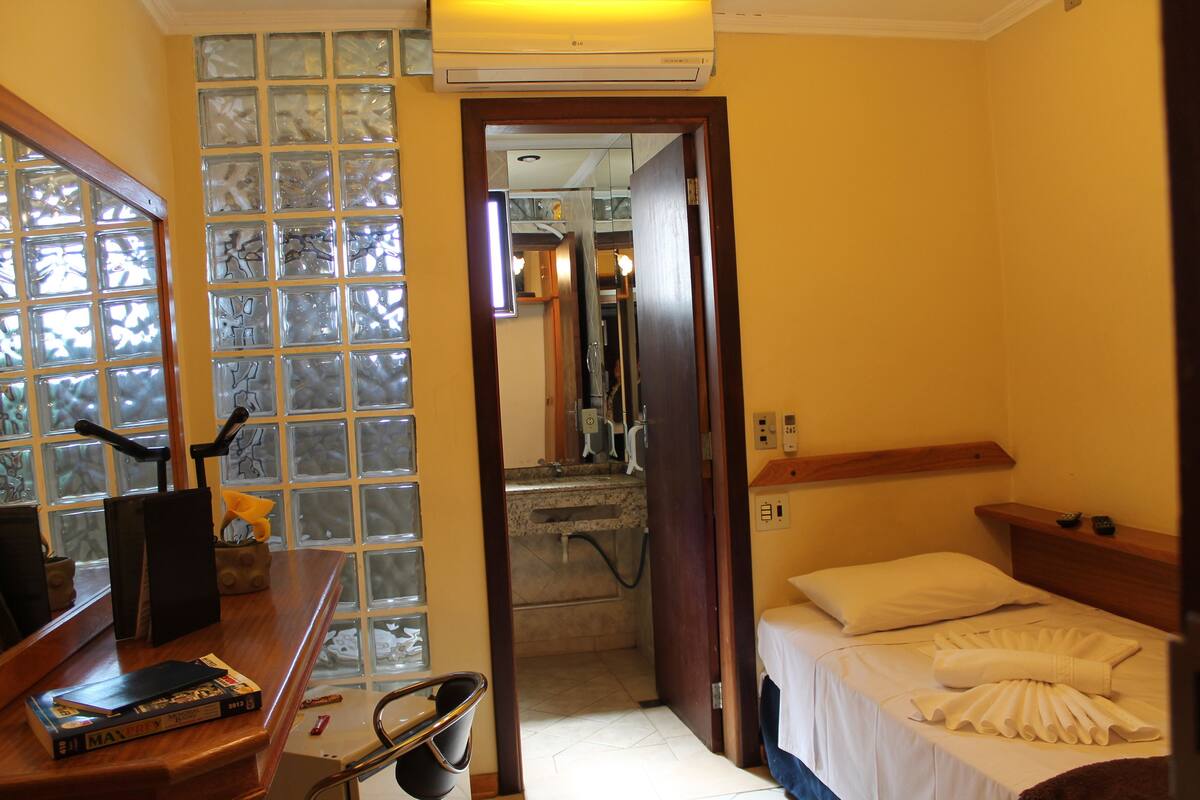 Quarto Individual Standard, 1 cama individual | Minibar, secretária, cortinas/cortinados opacos, Wi-fi grátis
