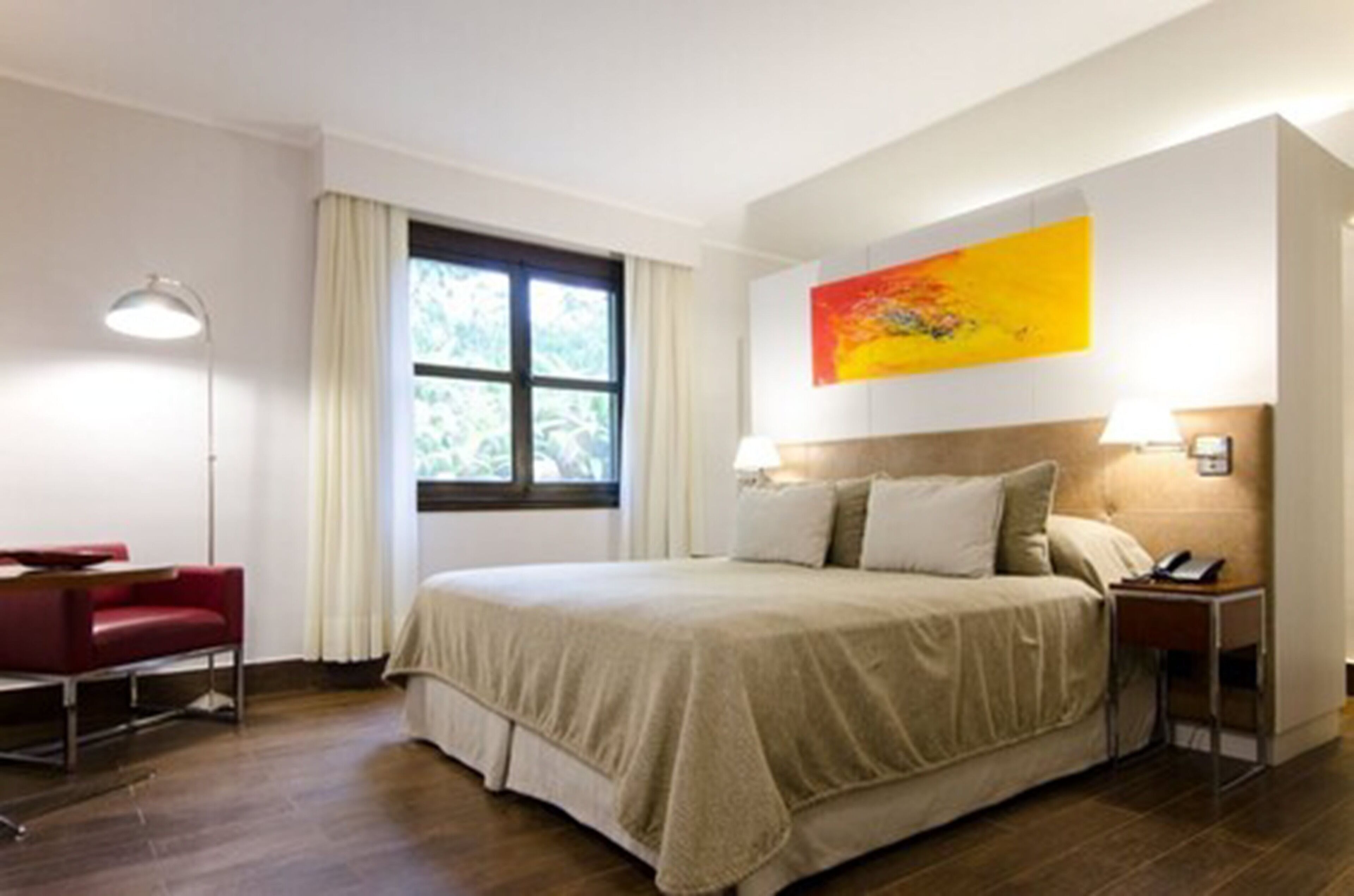 Camas com colchões pillow-top, frigobar, cofres nos quartos