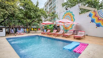 Piscina exterior, espreguiçadeiras