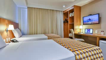 Frigobar, cofres nos quartos, escrivaninha, cortinas blackout